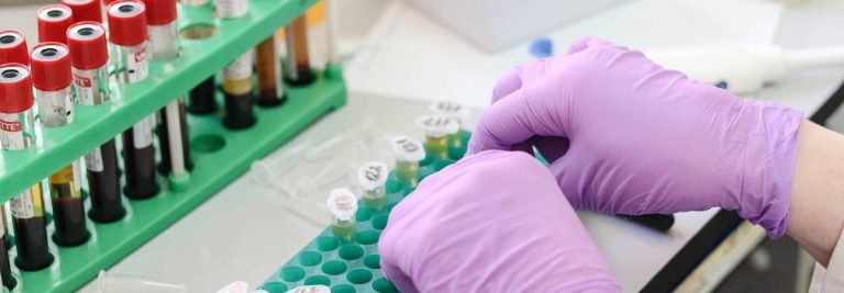 Biologiste médical : formation, missions, salaire