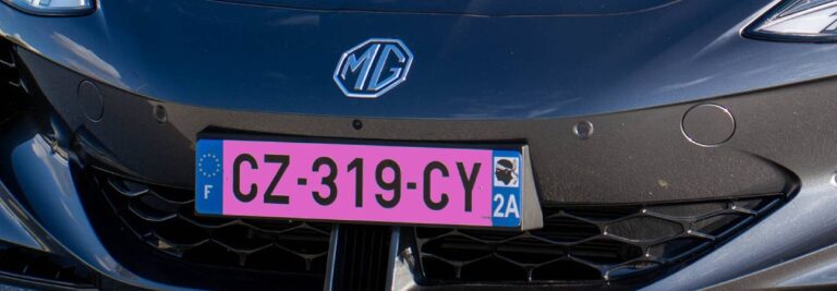 Des plaques d’immatriculation roses dès 2026